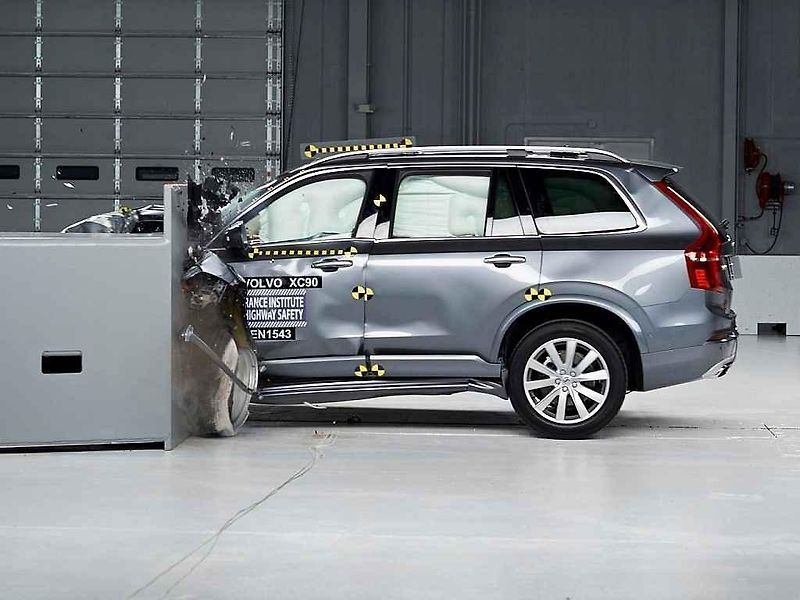 Volvo XC90 je jako tank. Zazářilo při nejtěžším bezpečnostním testu ...