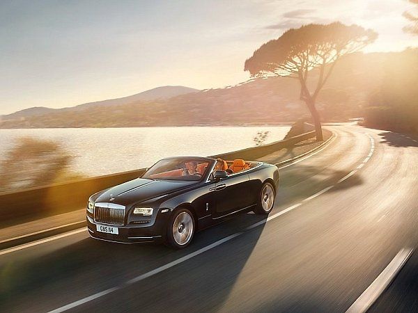 Rolls-Royce otevřel první prodejnu v Česku. Luxus na kolech prodává v ...