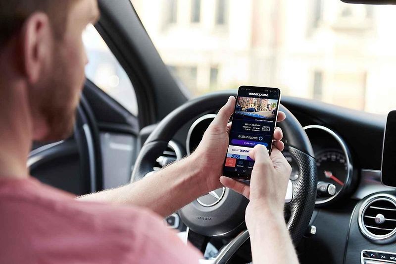 Je to zakázané a nebezpečné. Přesto mobil za volantem používá půlka ...