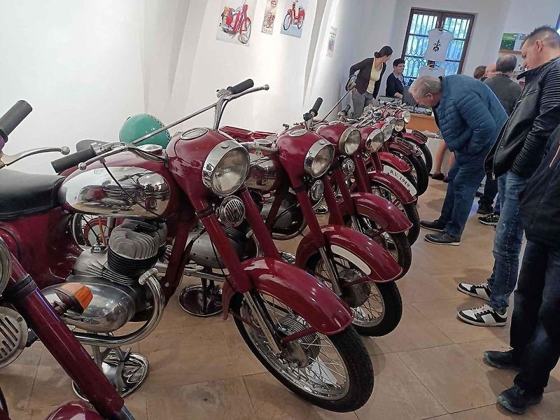 Staré motorky vyžadují lásku. Výstava Krása zakletá v čase ukazuje 40 ...