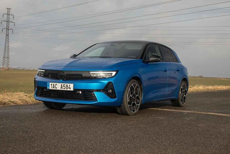Opel Astra L: koupit starší kus se základním benzínovým tříválcem ...